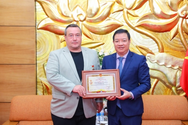 Ghi nhận đóng góp của ông Jan Erik Støa trong hỗ trợ rà phá bom mìn tại ...