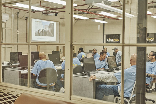 Lớp học đặc biệt đào tạo coder đằng sau song sắt nhà tù | Thời Đại