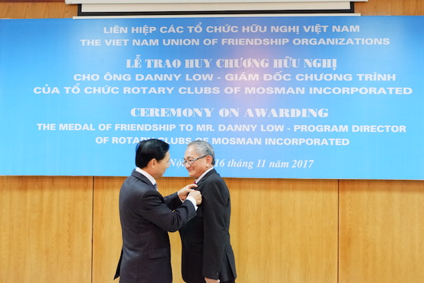 Vinh danh ông Danny Low - Người nỗ lực cống hiến vì sự phát triển của ...