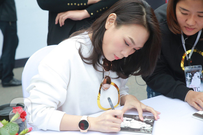 Phố đi bộ Hồ Gươm "chật cứng" trong ngày Mỹ Tâm ra mắt album Tâm 9 ...
