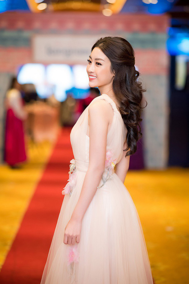 Hoa hậu Mỹ Linh đẹp mong manh như nàng Lọ Lem dù trời Hà Nội lạnh "cắt ...